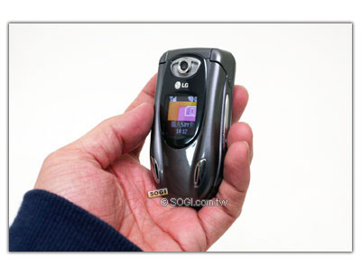 流線型跑車浪漫手機 LG F3000 把妹靠它！- SOGI 手機王