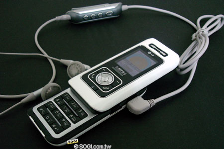 一手掌握新風潮 LG M6100 輕巧俐落！- SOGI 手機王